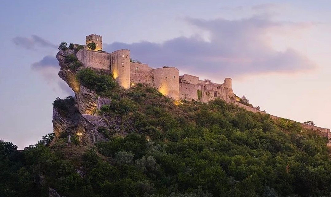 Il castello di Roccascalegna sulla copertina della rivista "Medioevo ...