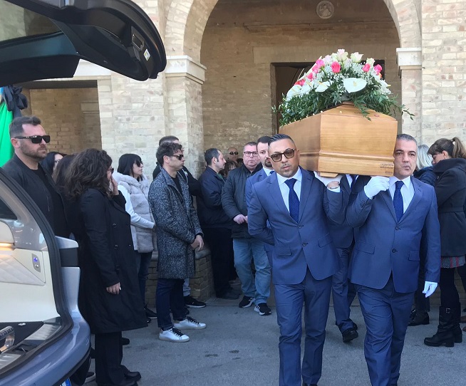 L'ultimo saluto a Debora: era sempre pronta a regalare un sorriso ...