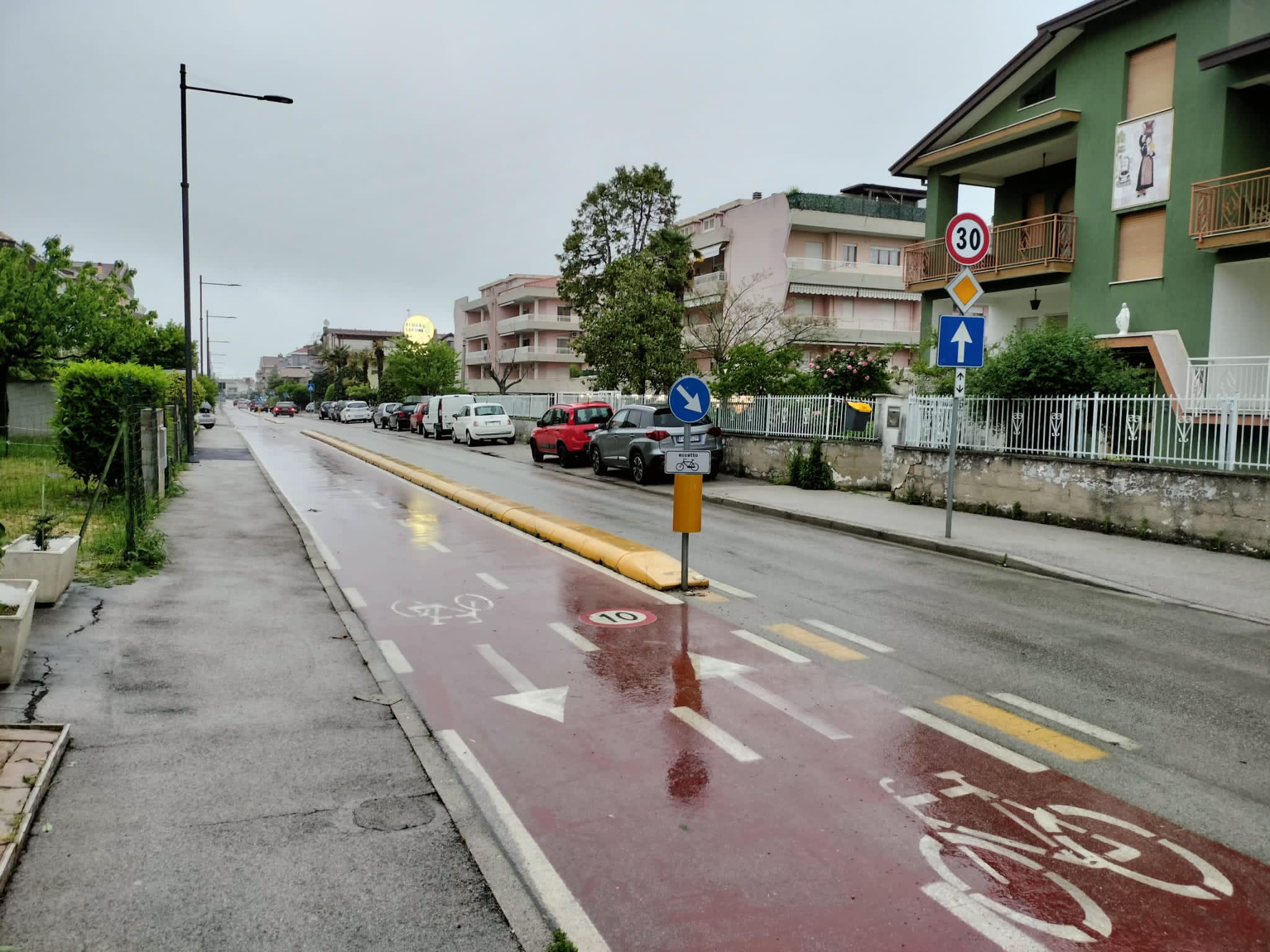 Via del Mare, la ciclabile dedicata alle famiglie in mano agli incivili ...