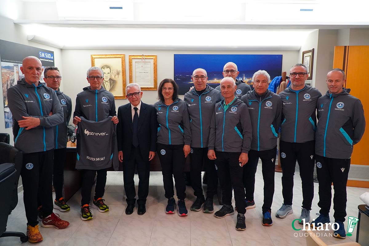 La nuova divisa della Podistica San Salvo consegnata a Gennaro Strever ...