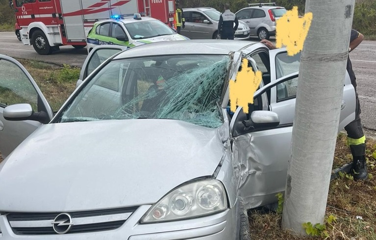 Auto si schianta contro un palo nella zona industriale di San Salvo, un ...