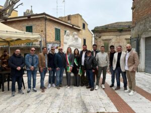 L'abbraccio di Sordello da Goito con Dante e Virgilio: inaugurata la ...